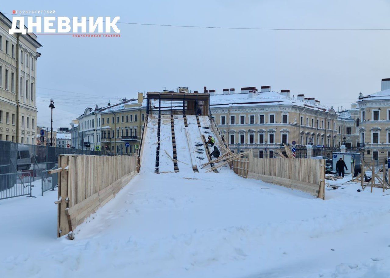 На Дворцовой площади сегодня открылась большая горка для катания на ...